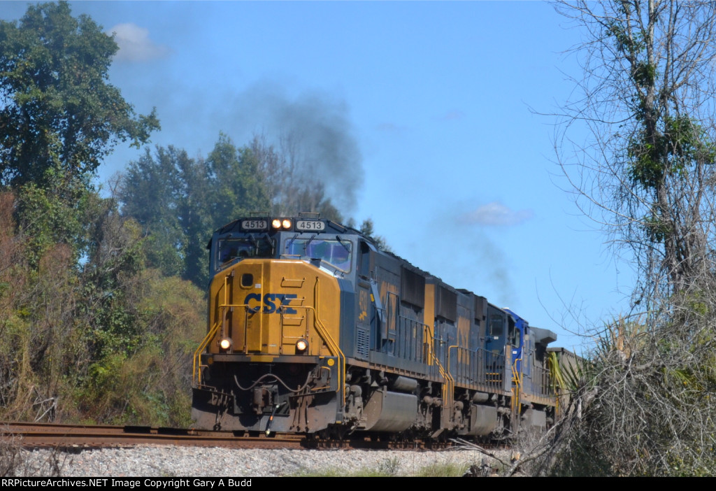 CSX 4513 SD70MAC LEADS T081
